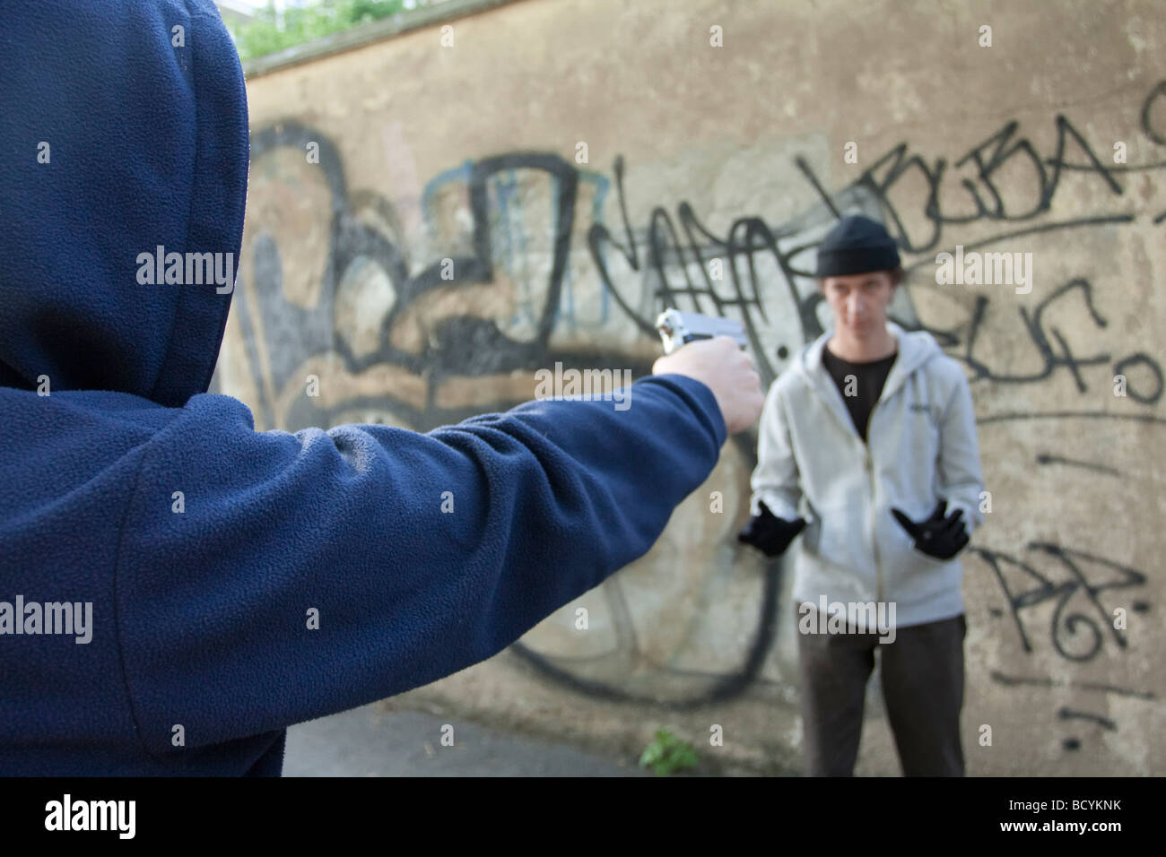 Man pointing gun at head Banque de photographies et d’images à haute ...