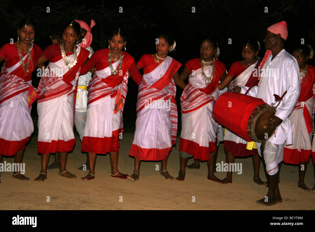 Tribus assamaises jouant de la danse traditionnelle Banque de ...