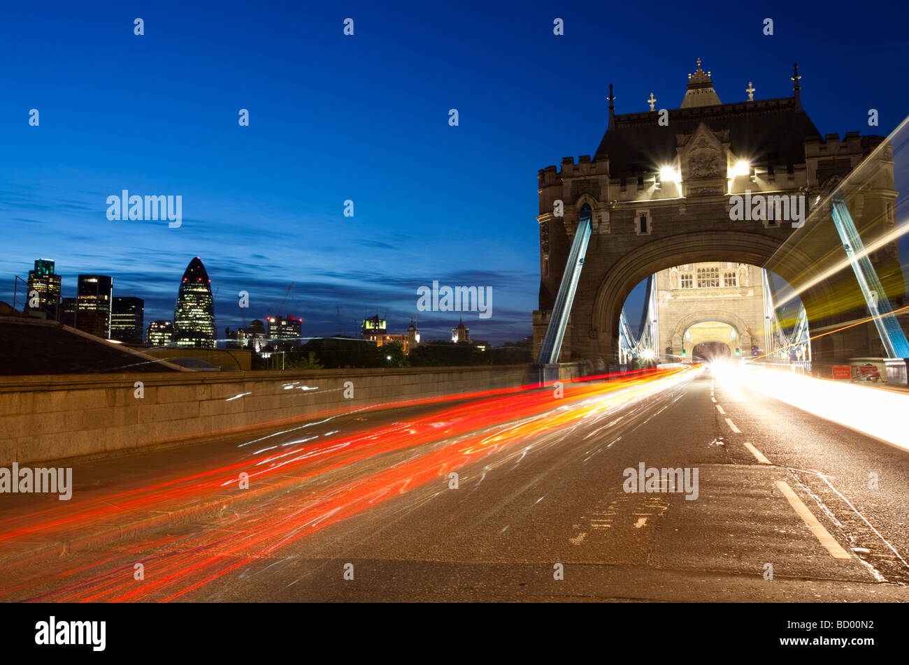 Tower bridge city hall nuit londres Banque de photographies et d’images ...