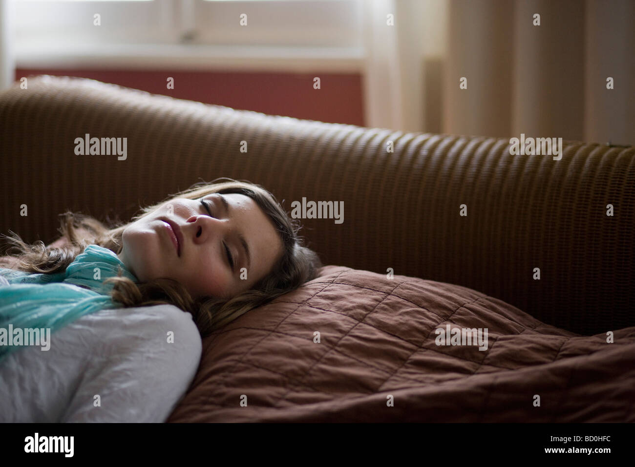 Girl lying on bed endormi Photo Stock - Alamy