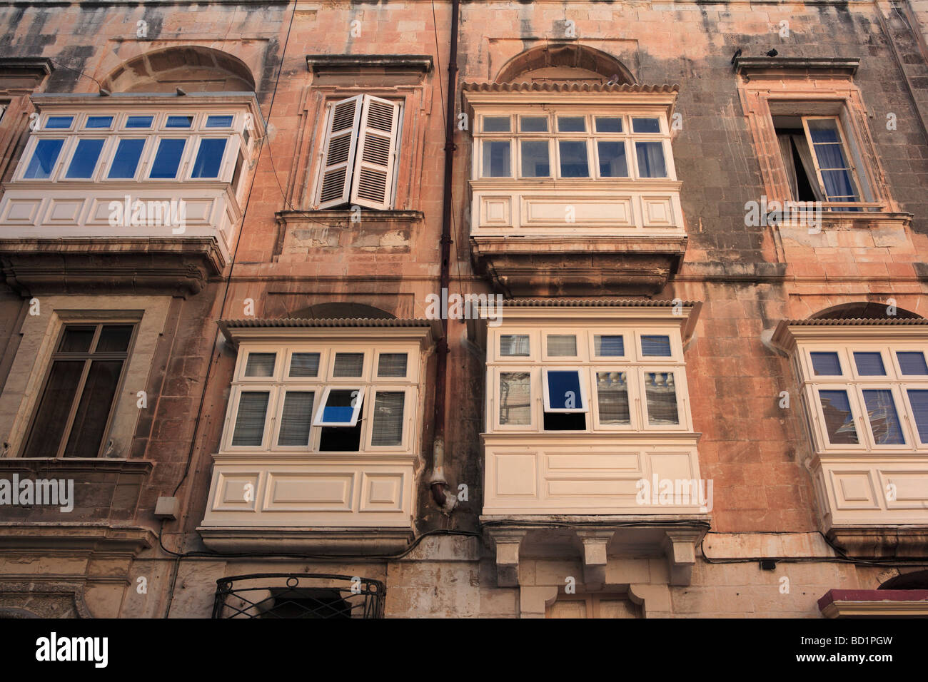 Balcons Typiques De Malte Banque d'image et photos - Alamy