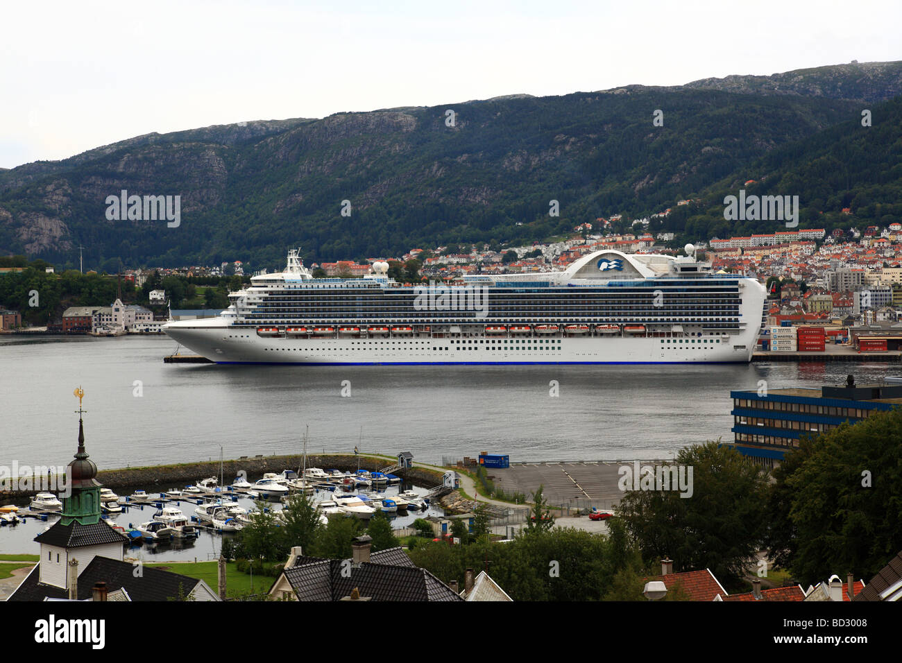 Le bateau de croisière 'Crown Princess' visiter Bergen, Norvège Photo ...