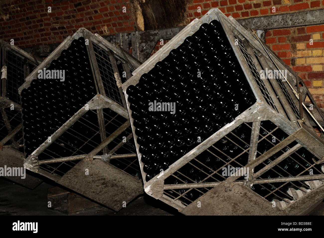 Remuage automatique, ou criblant, machines de champagne. Caves de ...