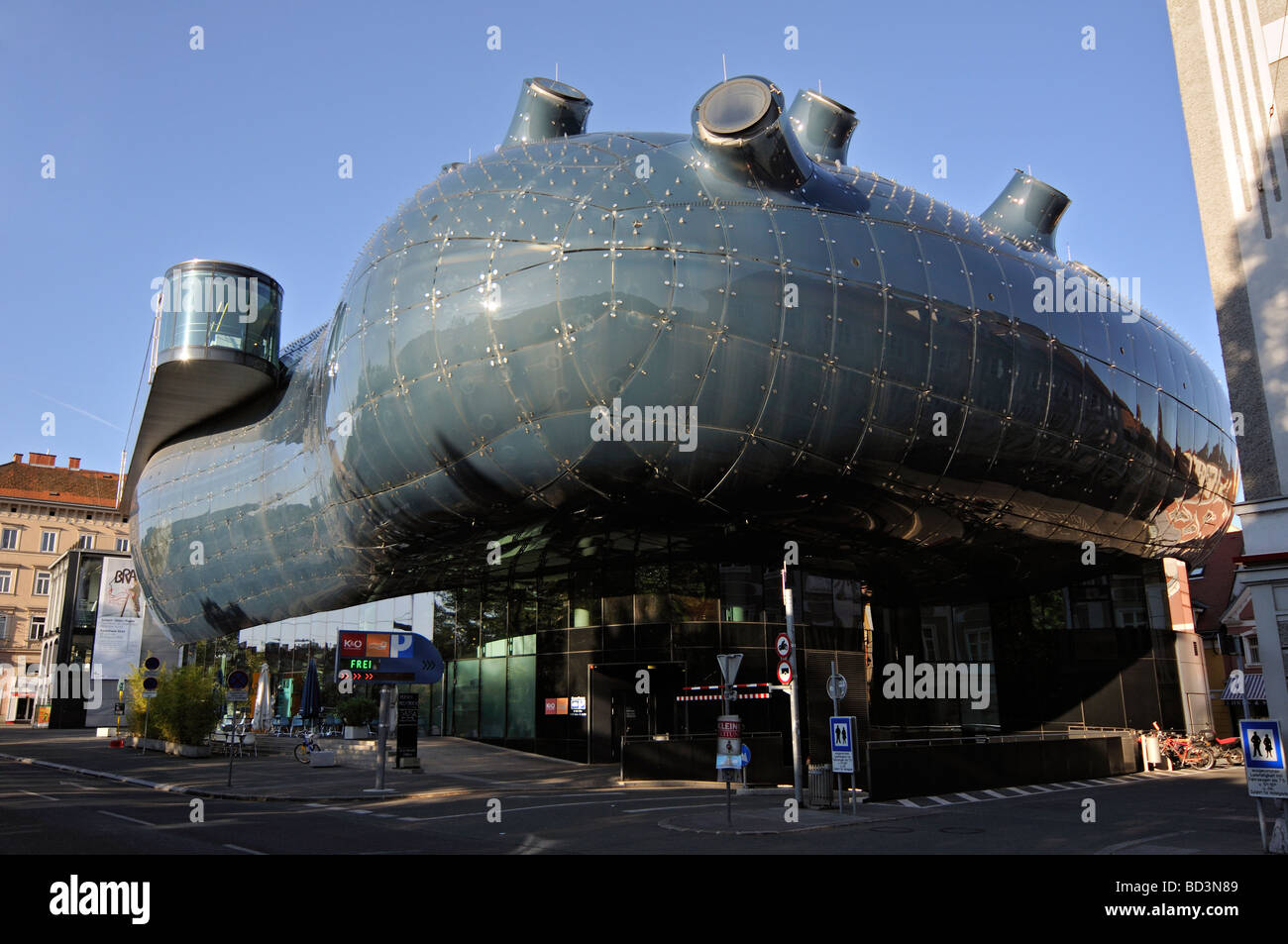 Bâtiment moderne de Kunsthaus, musée d'art contemporain par les ...