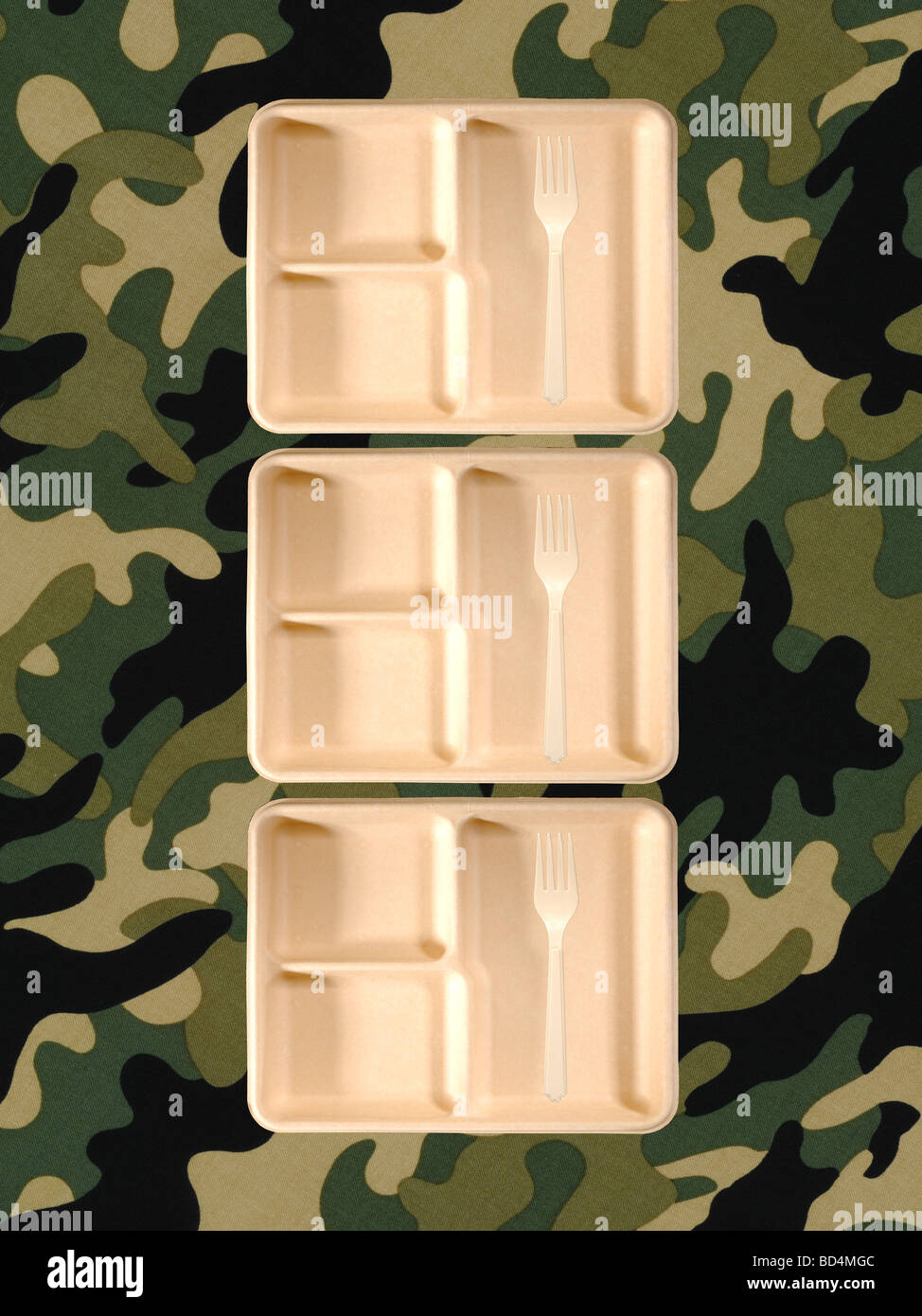 Trois plateaux de repas militaire sur fond de camouflage vert Photo ...