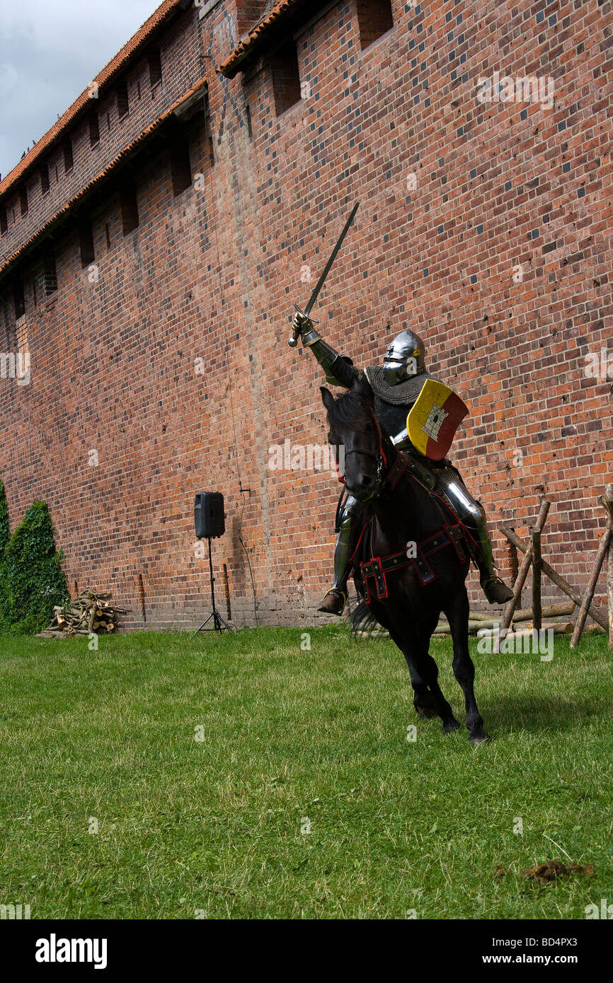 Fier chevalier cavalerie médiévale équitation sur cheval militaire avec ...