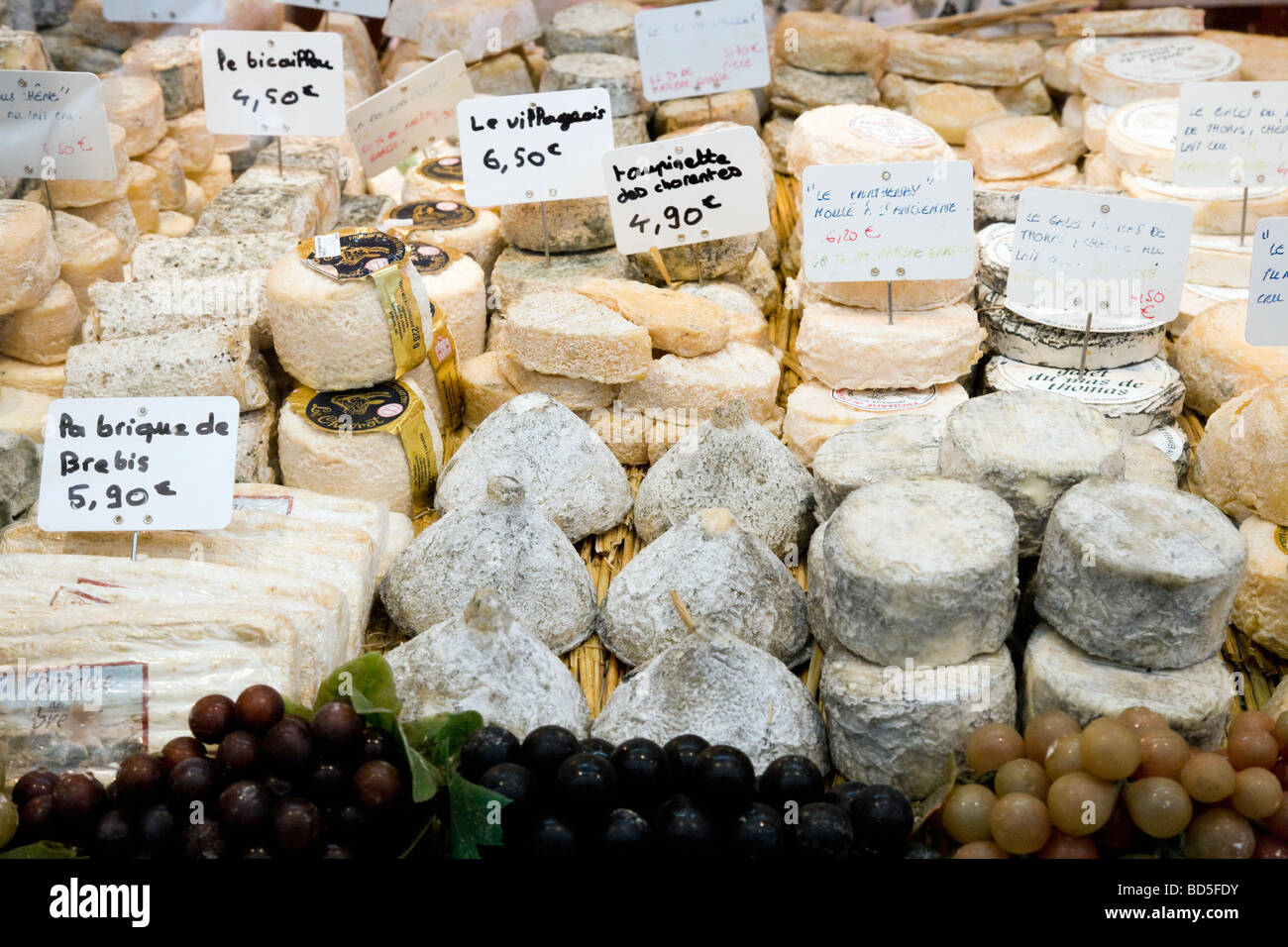 Affichage de la fromagerie française Banque de photographies et d ...