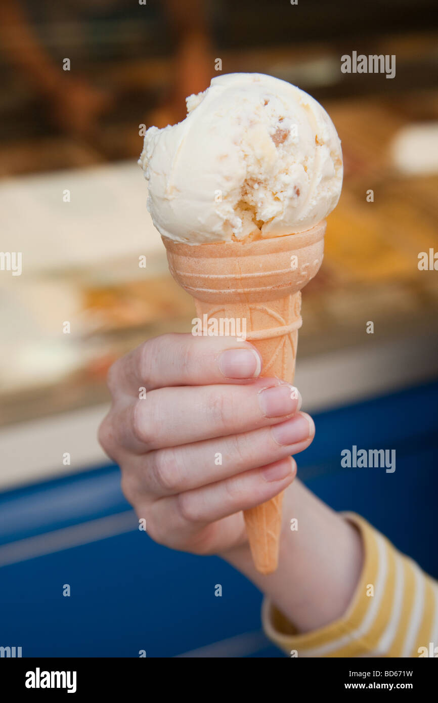 Cornet de crème glacée traditionnelle Salcombe Devon, Angleterre Photo ...