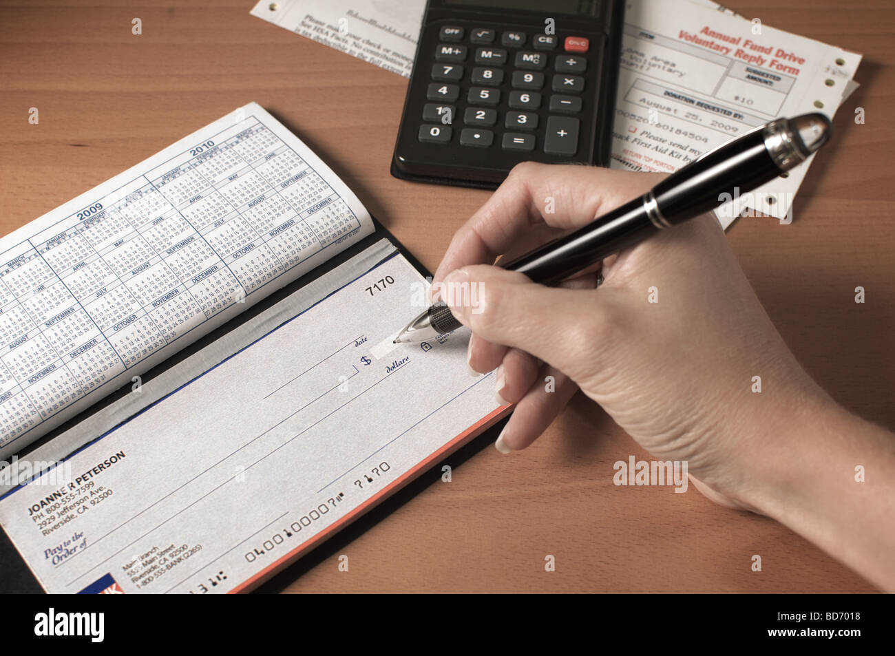 Écrire un chèque pour payer les factures avec la calculatrice et stylo ...