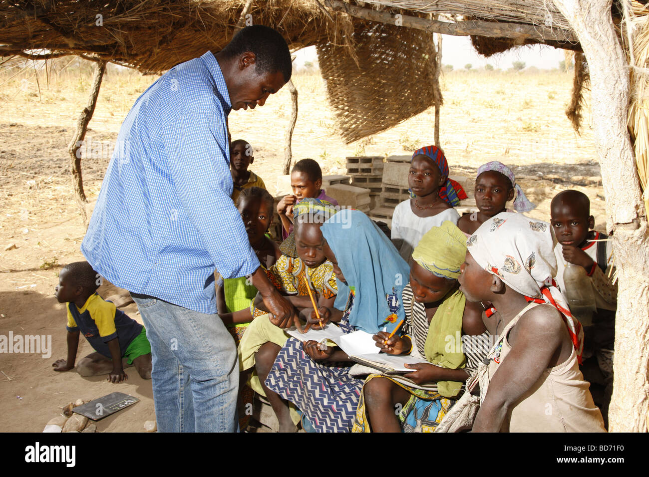 Les enfants de l'école pendant les cours, au lac de Lagdo, le nord du ...