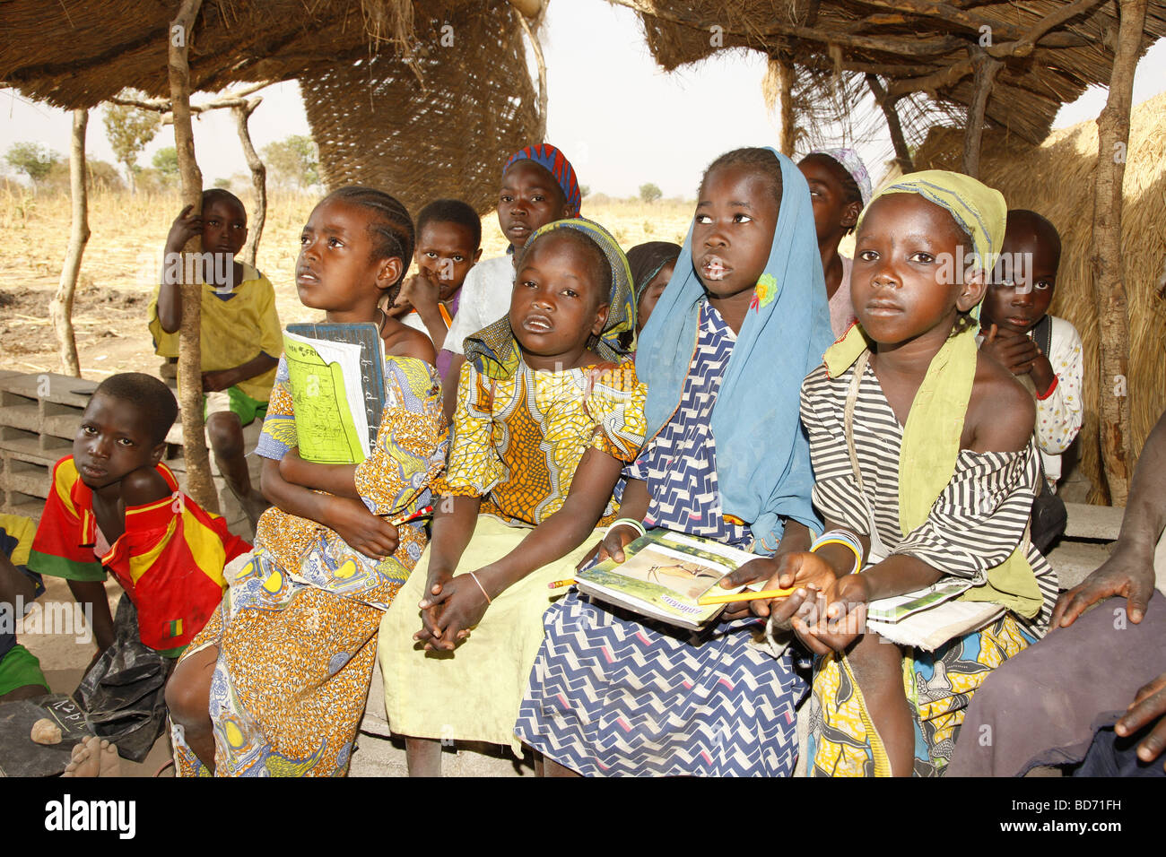 Salle de classe cameroun Banque de photographies et d’images à haute ...