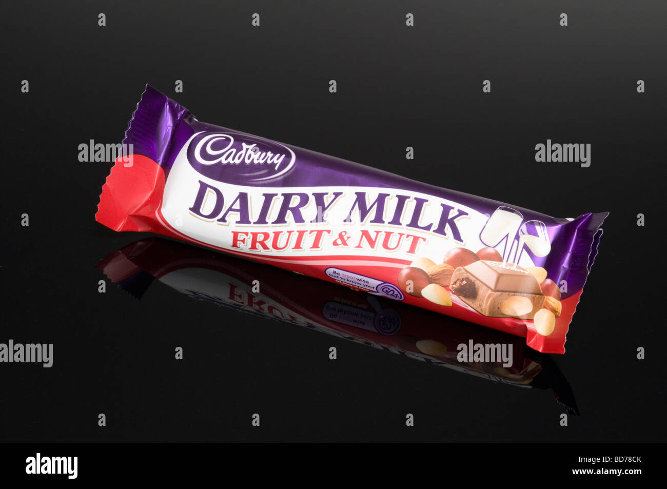 Cadbury Dairy Milk Fruit & Nut Barre de chocolat sur fond noir tourné ...