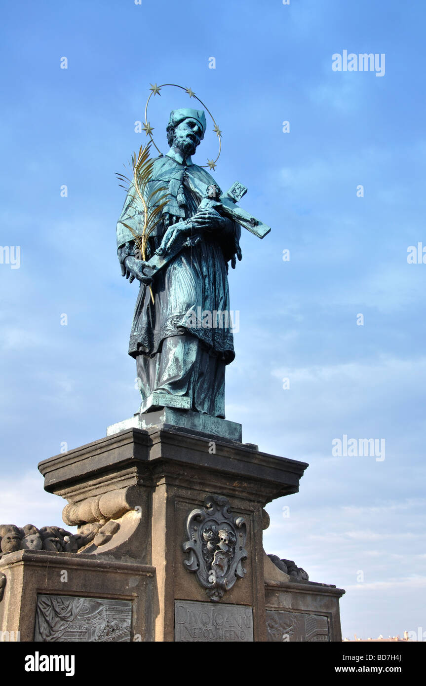 Statue du pont charles Banque de photographies et d’images à haute ...