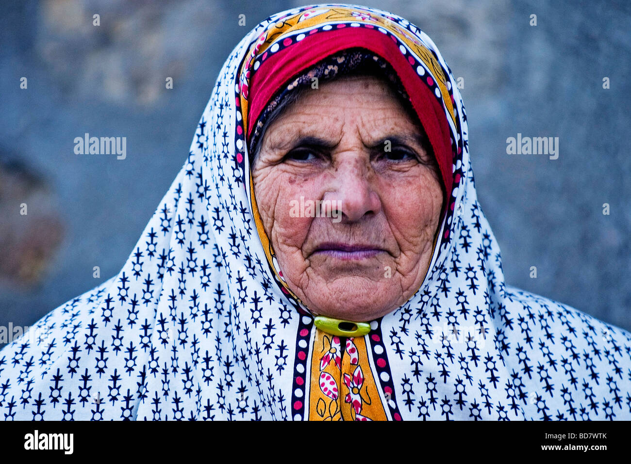 Traditional older turkish woman elderly Banque de photographies et d ...