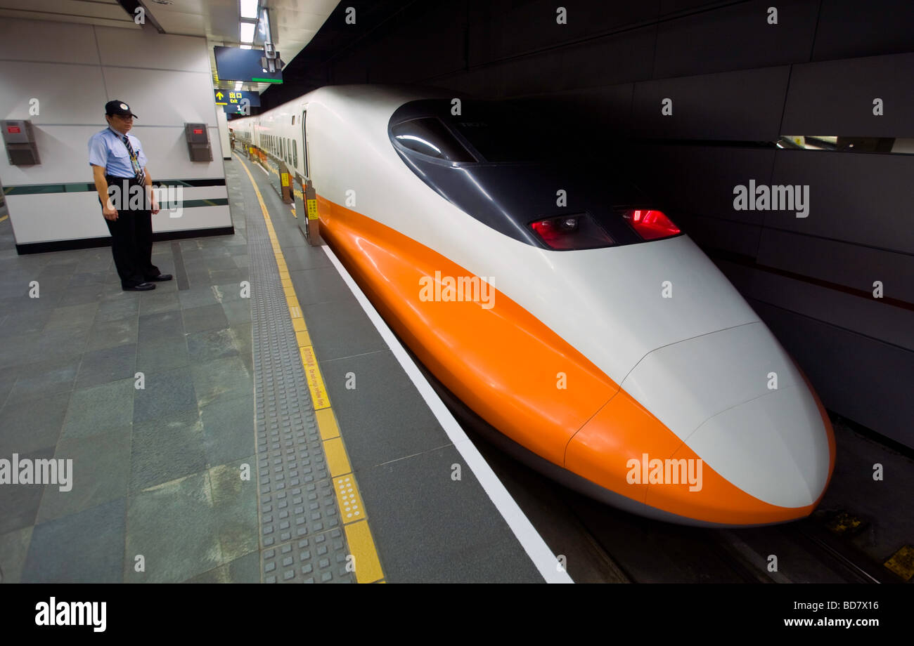 La Chine, Taiwan, Taipei. Taiwan High Speed Rail train (THSR), la gare ...