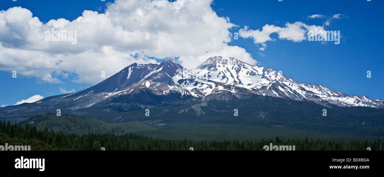 Mount shasta panorama Banque de photographies et d’images à haute ...