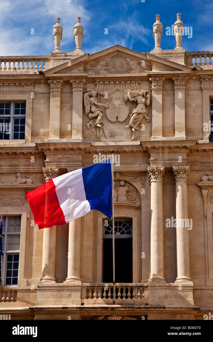 Drapeau à l'Hôtel de Ville d'Arles, Provence France Photo Stock - Alamy
