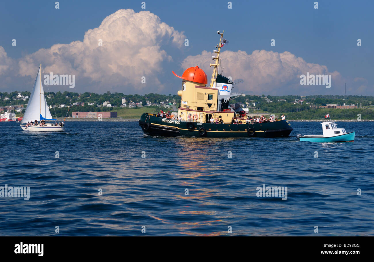 Personnage touristiques Theodore Tugboat et voilier dans le port de ...