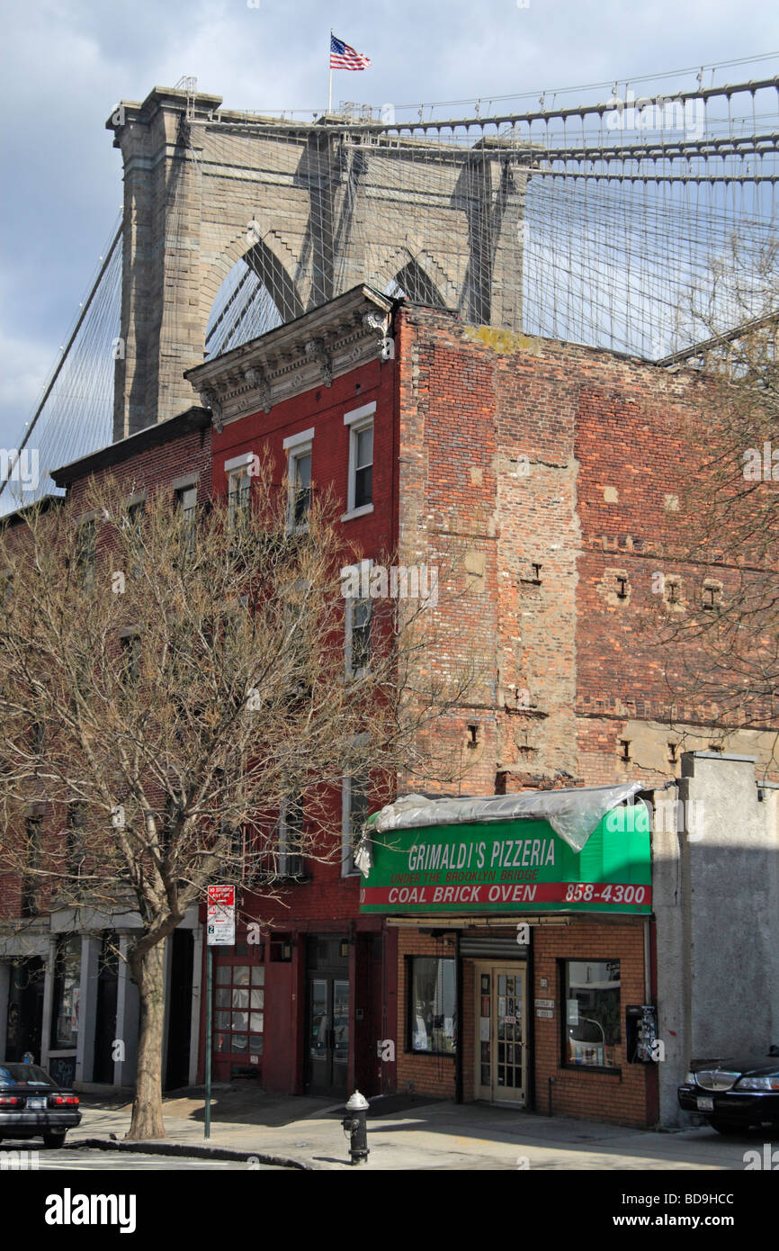 La populaire Grimaldi's Pizzeria, sous le pont de Brooklyn, Dumbo ...