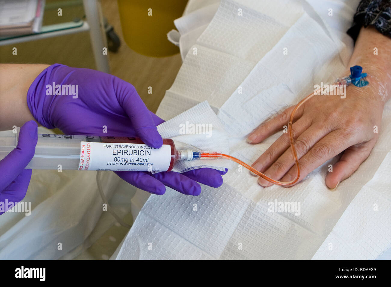 L'injection de drogues infirmière de traitement du cancer par voie ...