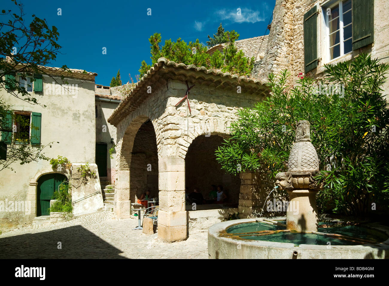 Séguret france Banque de photographies et d’images à haute résolution ...