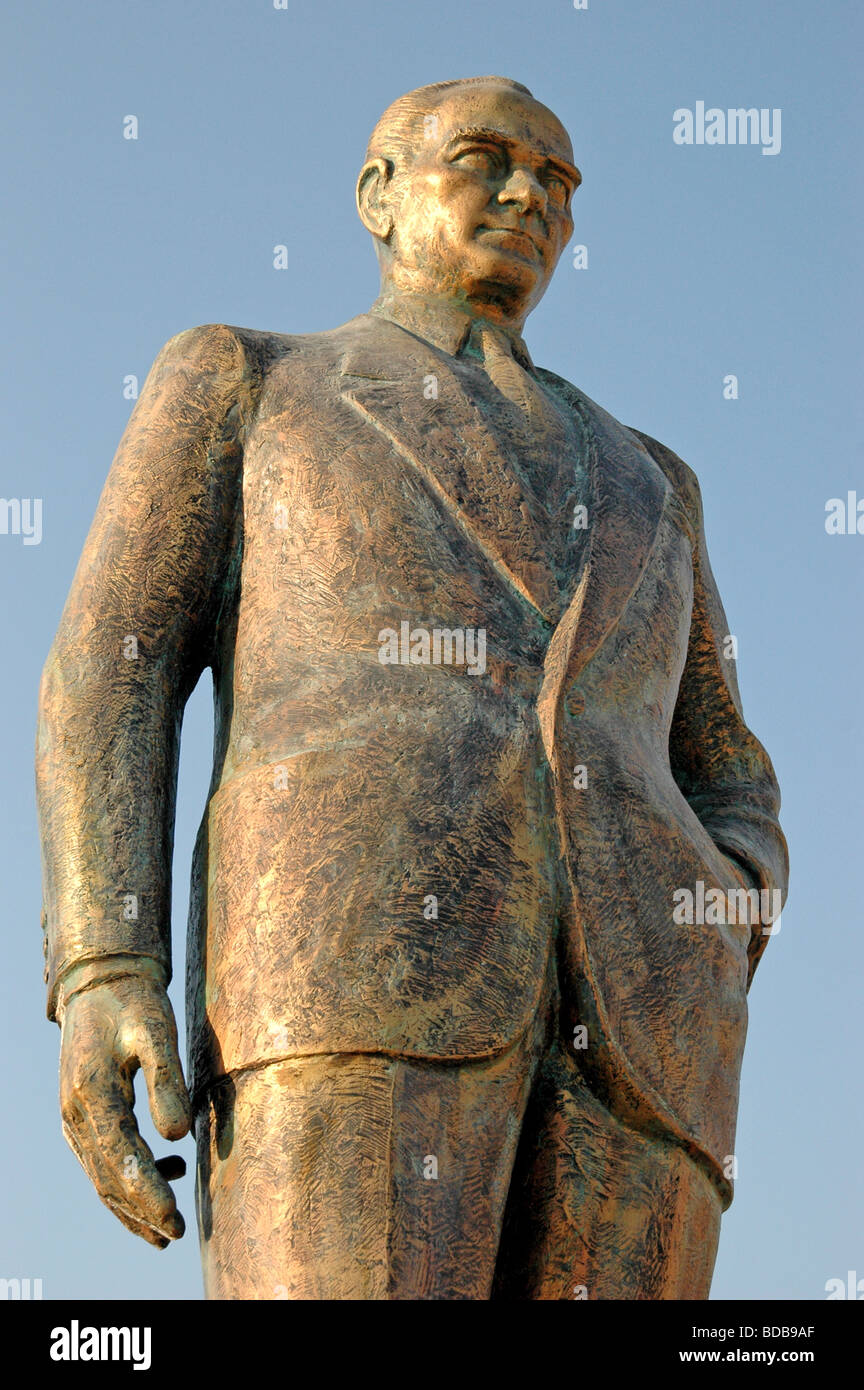 Une statue de président turc Mustafa Kemal Atatürk situé dans la place ...