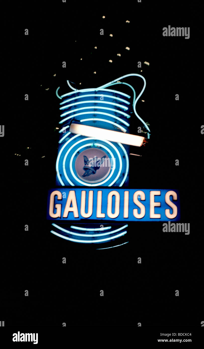 Gauloises cigarette Banque de photographies et d’images à haute ...
