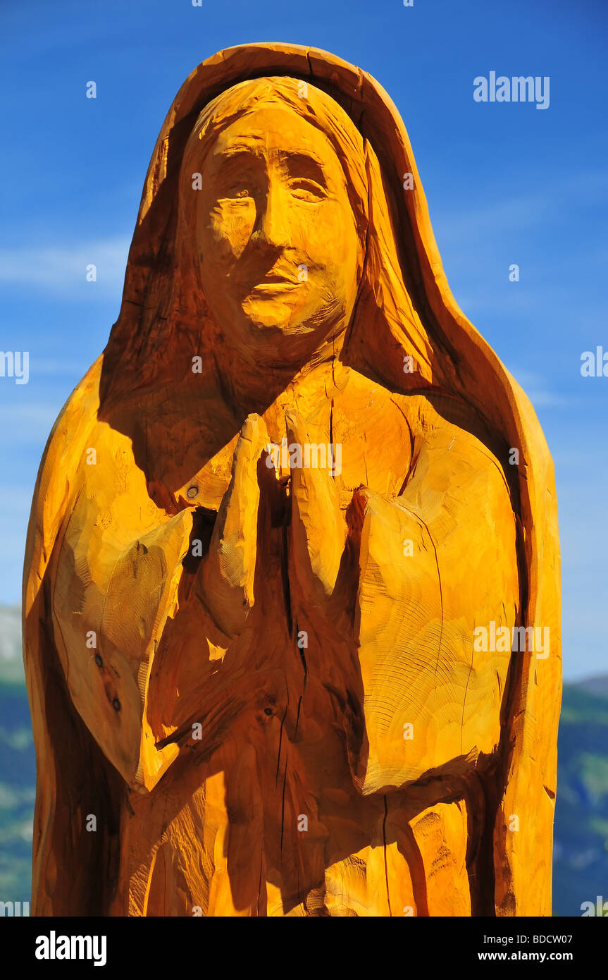 Une statue de la vierge Marie réalisé à partir d'un seul arbre meleze ...