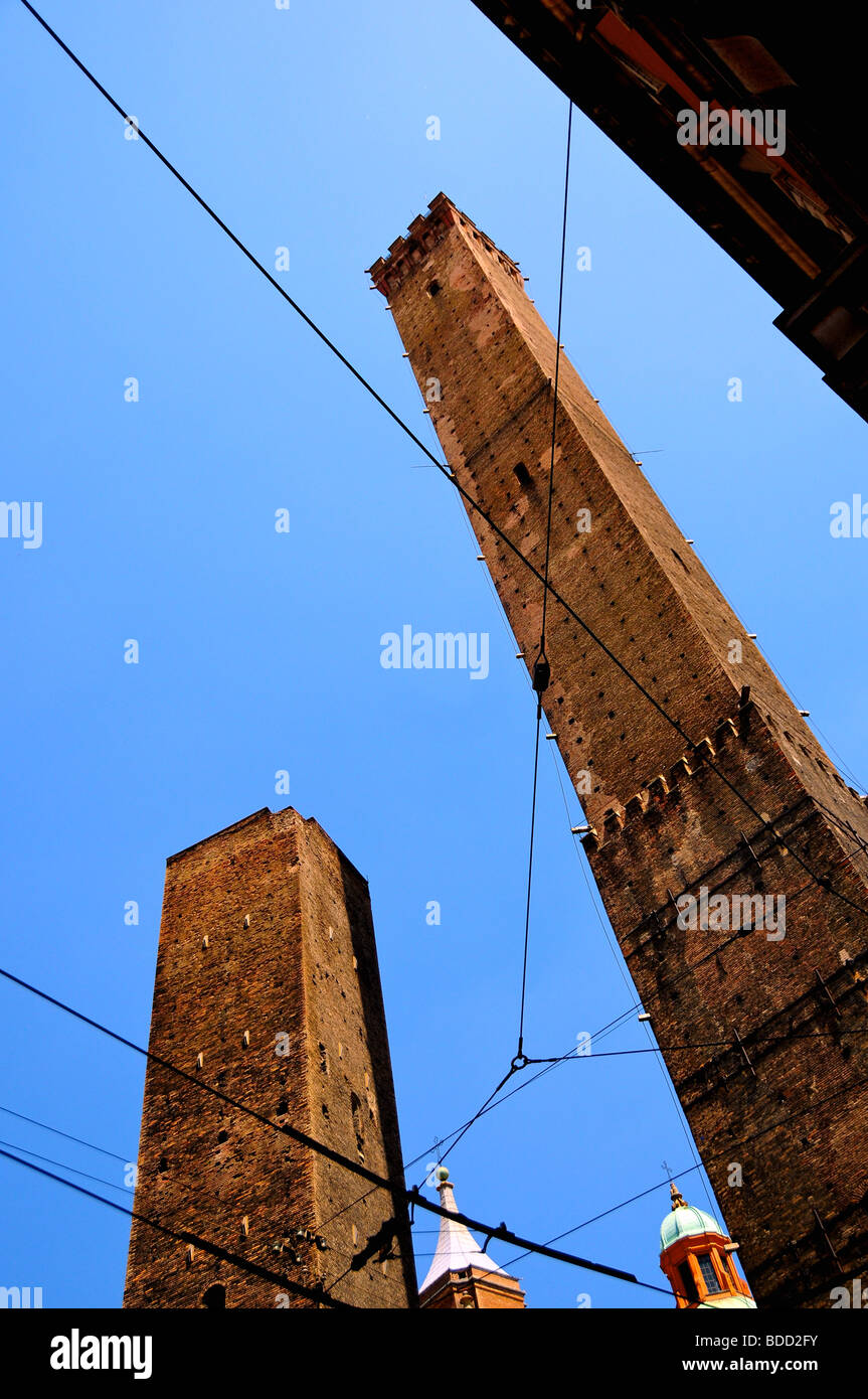 Deux Bologna Italie Asinelli Banque d'image et photos - Alamy