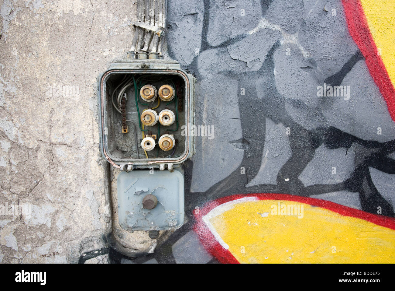 Vieille boîte à fusibles sur mur d'entrepôt abandonné Photo Stock - Alamy