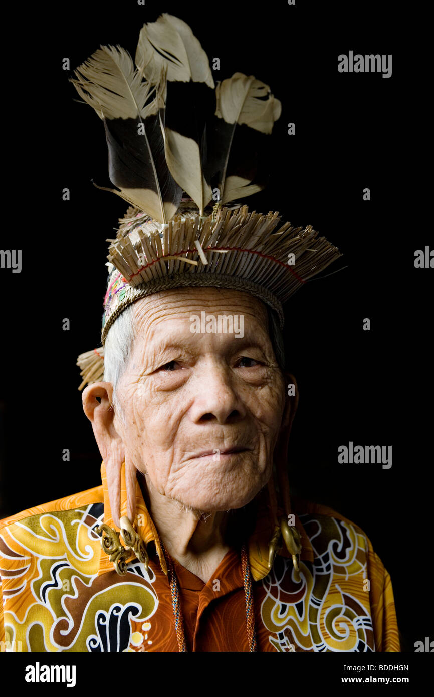 Un homme Kelabit (avec coiffe traditionnelle) dans la région de ...