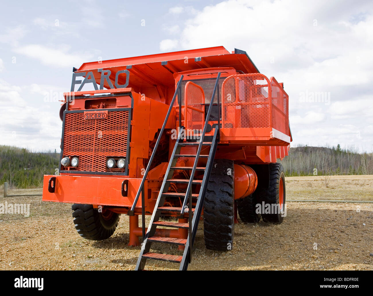 Camion benne géant, restent d'un grand conduit à ciel ouvert mine de ...