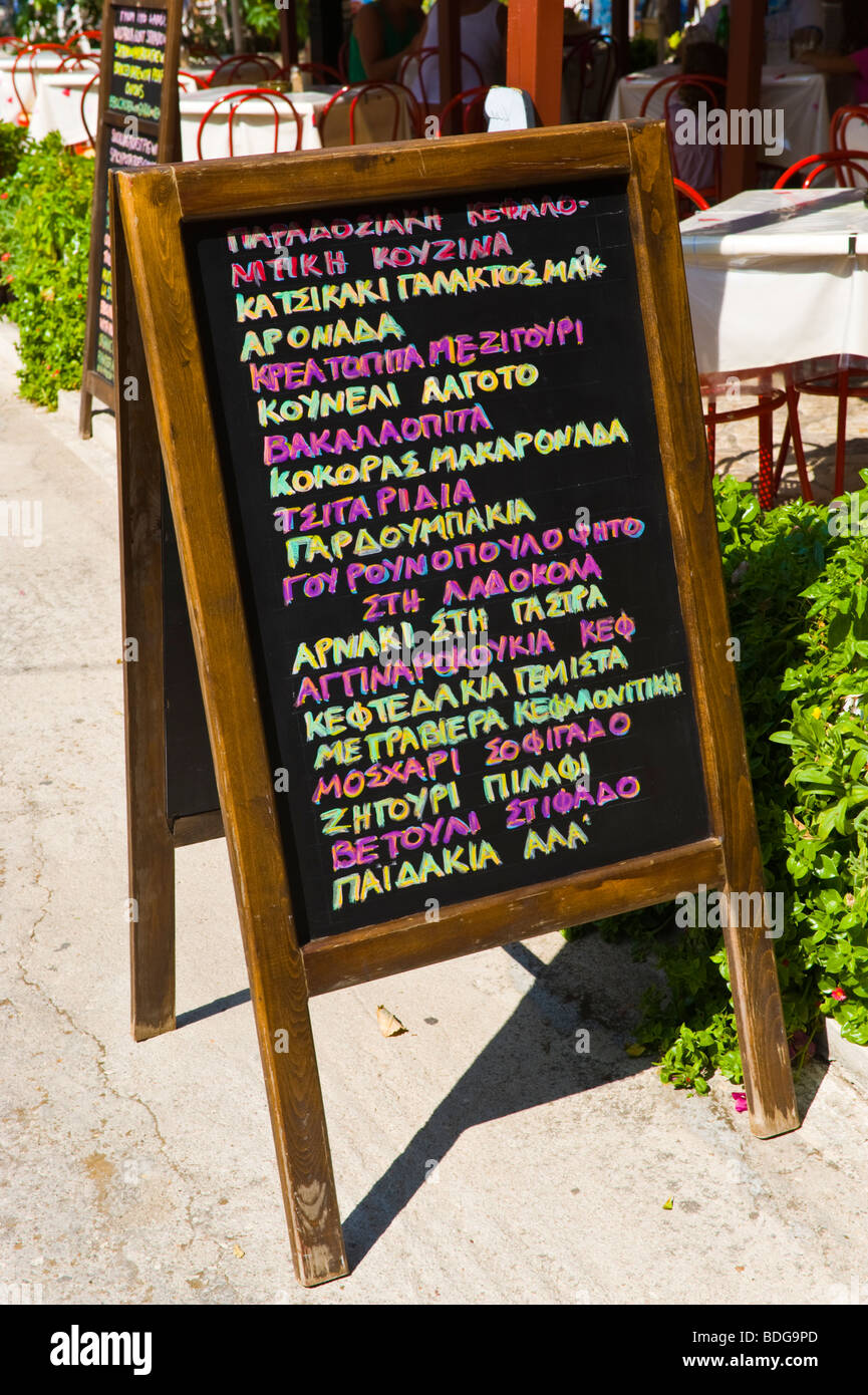 Tableau des menus avec des plats du jour restaurant à l'extérieur dans ...