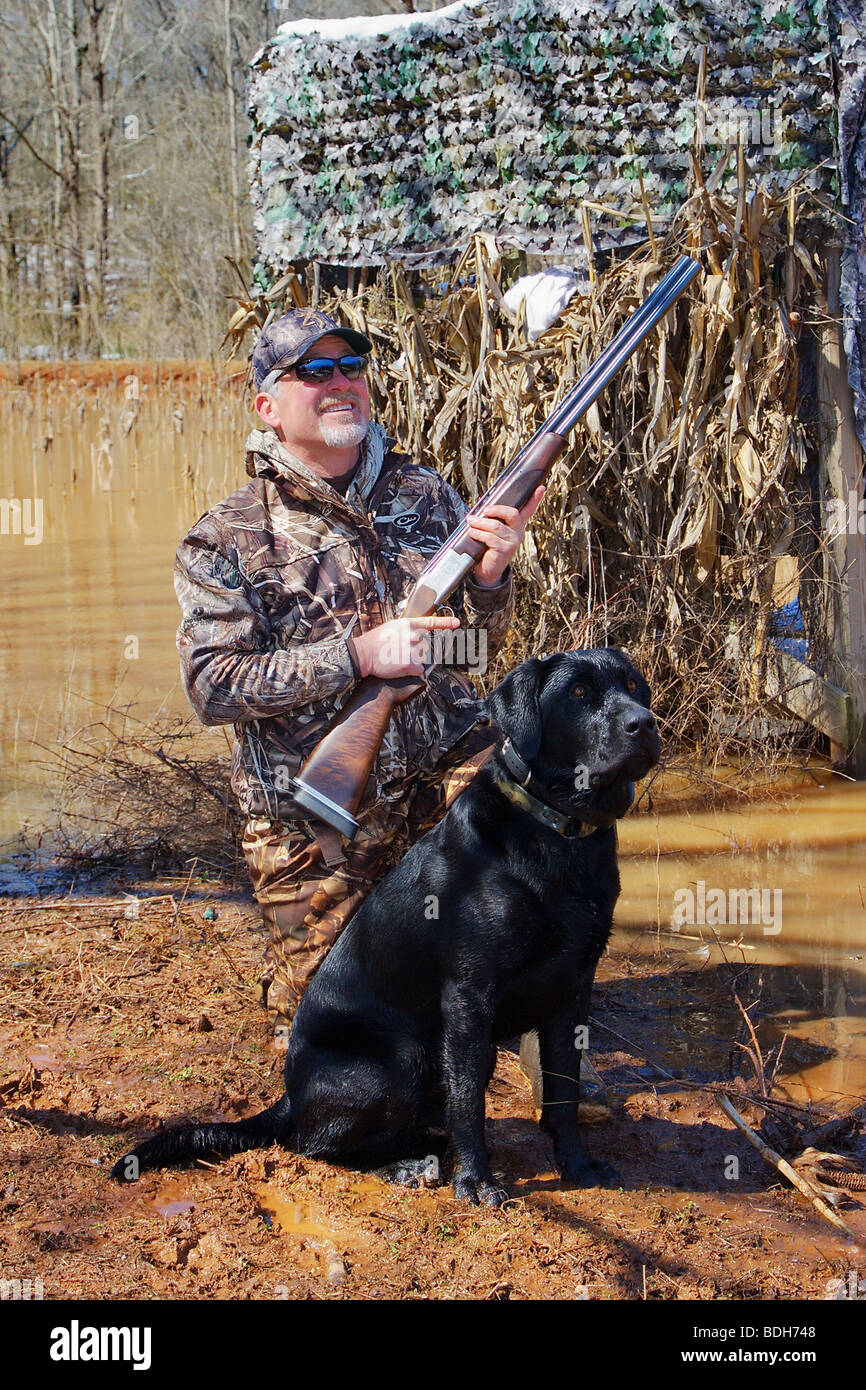 Chasseur DE CANARD EN CAMO ET LABRADOR NOIR LABRADOR À TERRE EN ATTENTE ...