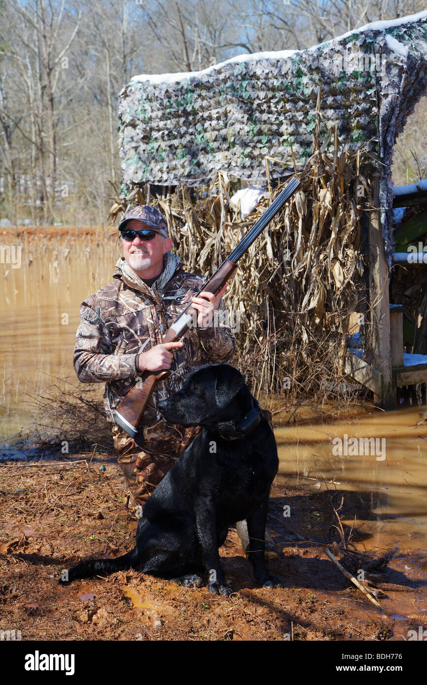 Chasseur DE CANARD EN CAMO ET LABRADOR NOIR LABRADOR À TERRE EN ATTENTE ...