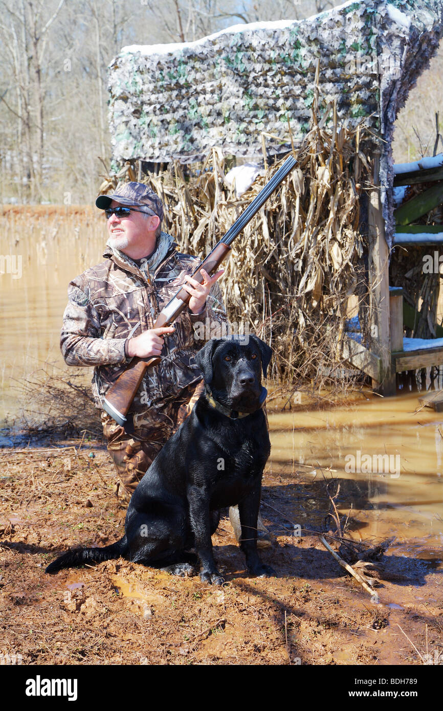 Chasseur DE CANARD EN CAMO ET LABRADOR NOIR LABRADOR À TERRE EN ATTENTE ...