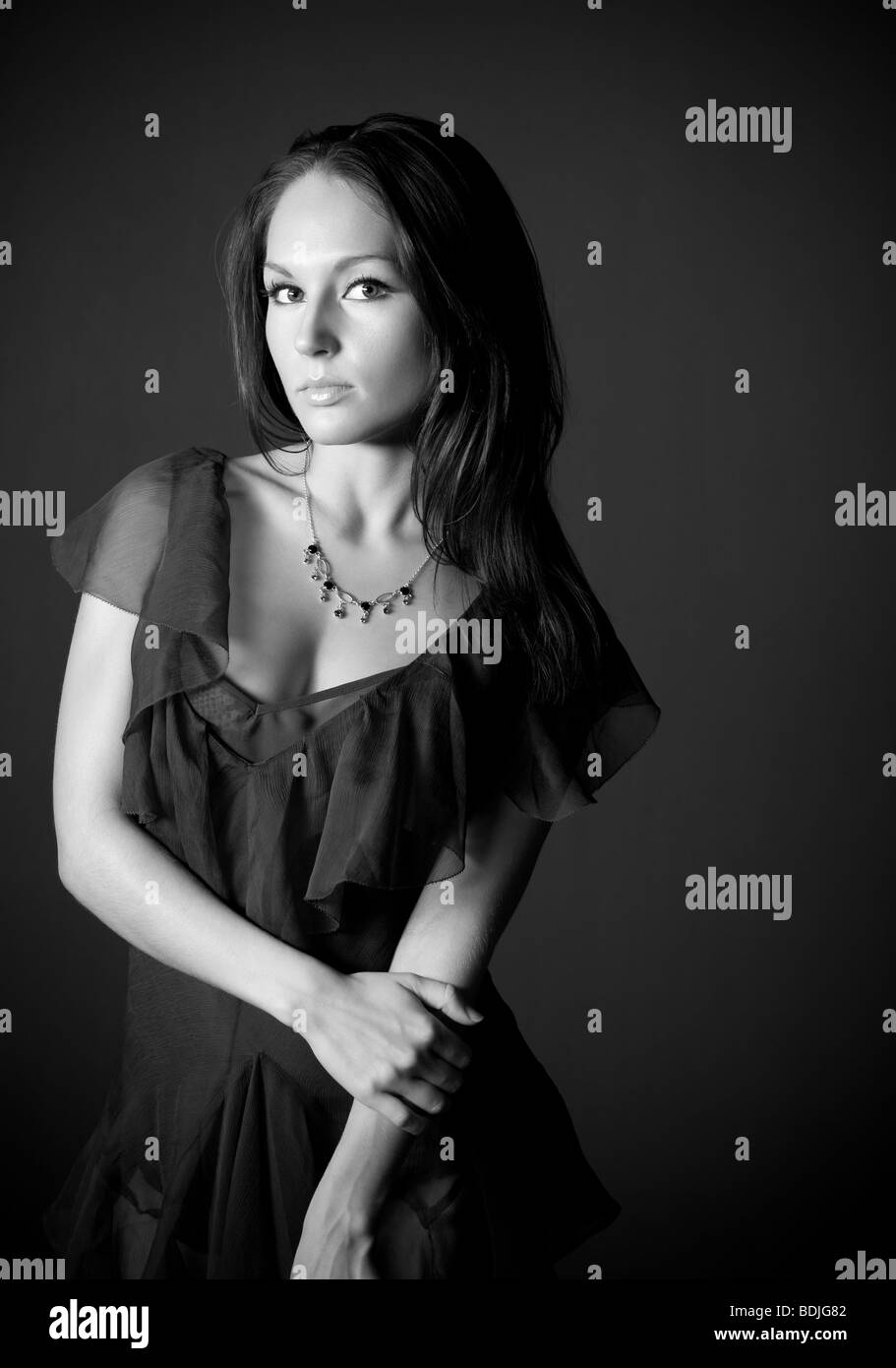 Femme debout face Banque d'images noir et blanc - Alamy