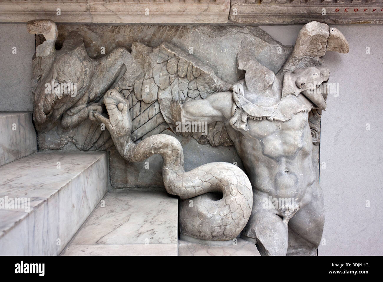 L'aigle de Zeus battles un serpent et un géant sur la frise ouest du ...