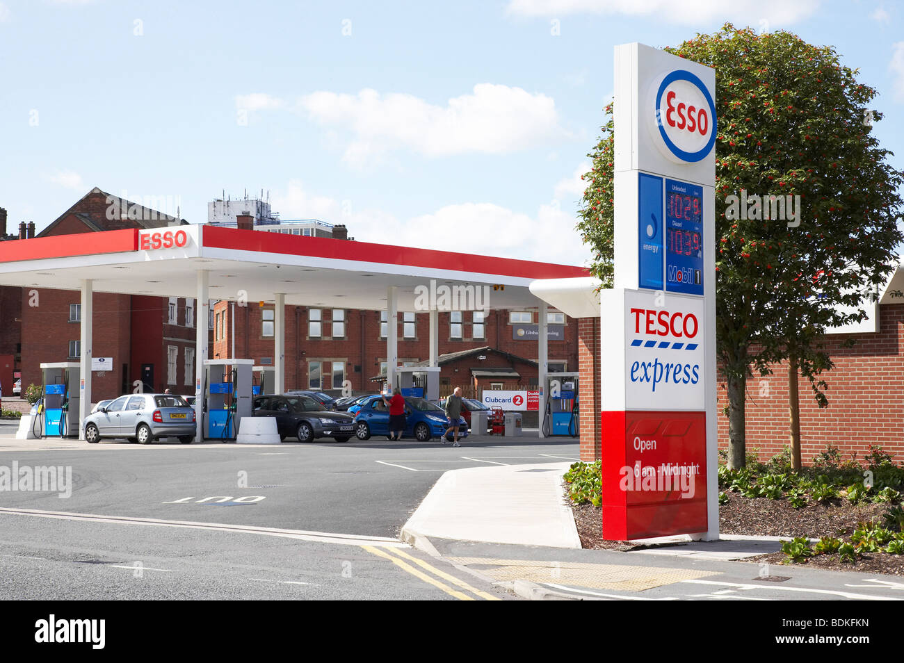 Station service tesco express Banque de photographies et d’images à ...