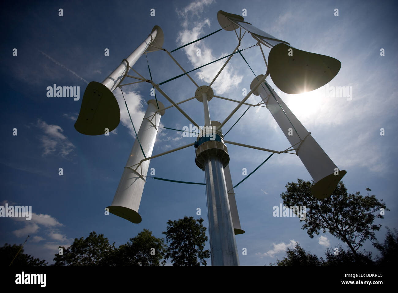 Une éolienne à axe vertical Photo Stock - Alamy