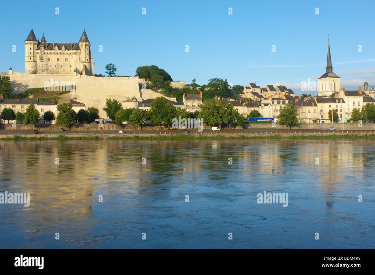 Loire, Saumur Château (Château de Saumur) et l'église St-Pierre. Maine ...