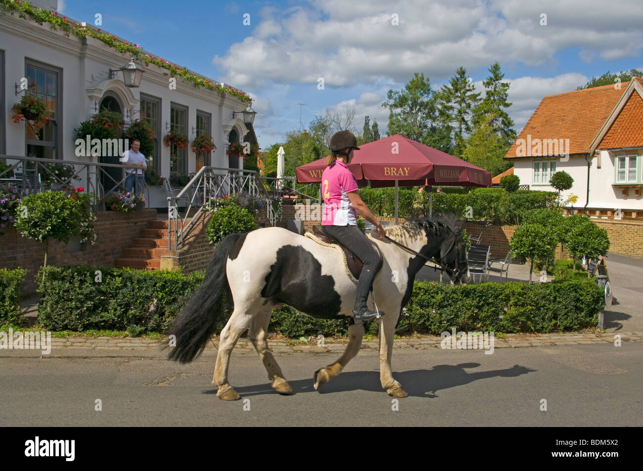 Une personne et un cheval Banque de photographies et d’images à haute ...