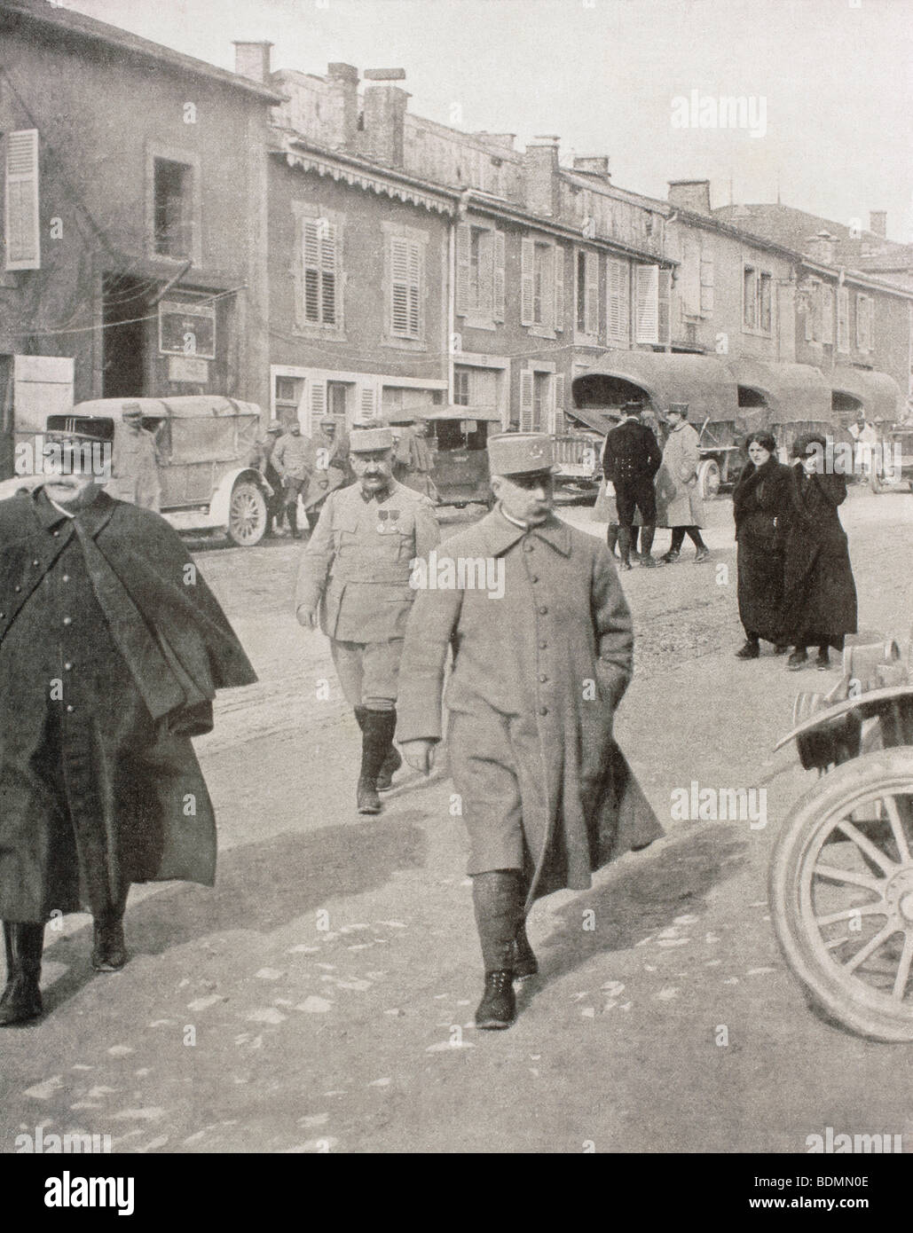 Le général Joffre, à gauche, et le général Pétain, droit, à Verdun ...