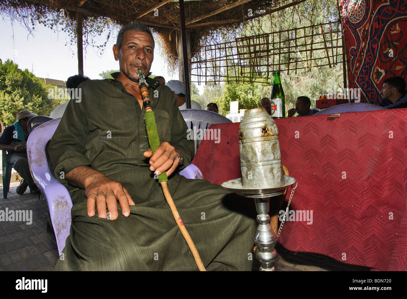 Fumer la chicha, l'homme un narguilé, Bahariya Oasis, Sahara Égyptien ...