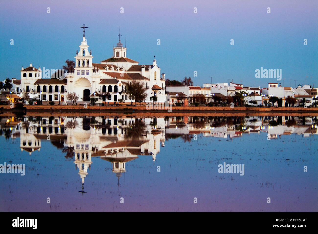 El Rocio sanctuary au crépuscule, Almonte, Huelva, Espagne Photo Stock ...