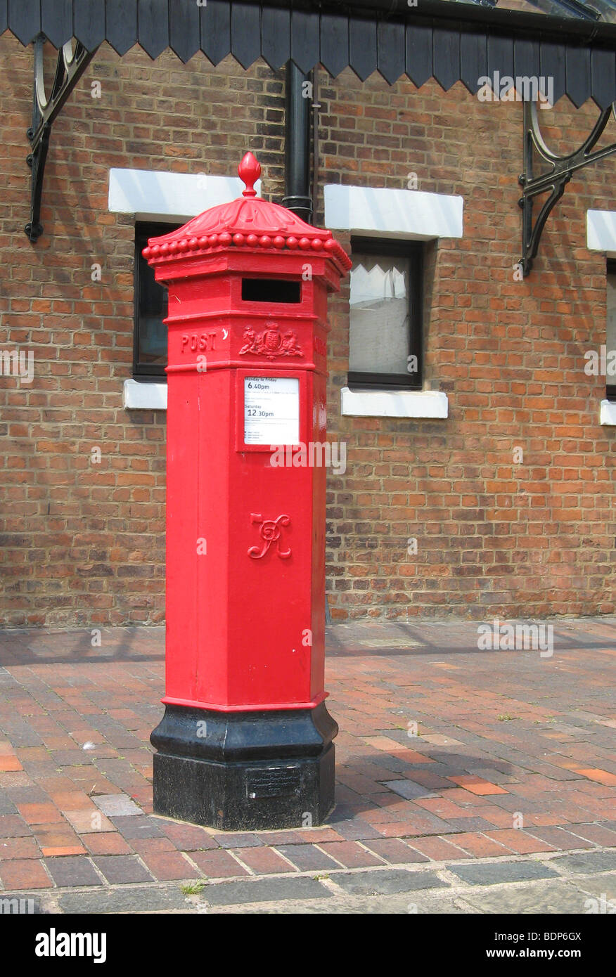 Victorian pillar box post box Banque de photographies et d’images à ...