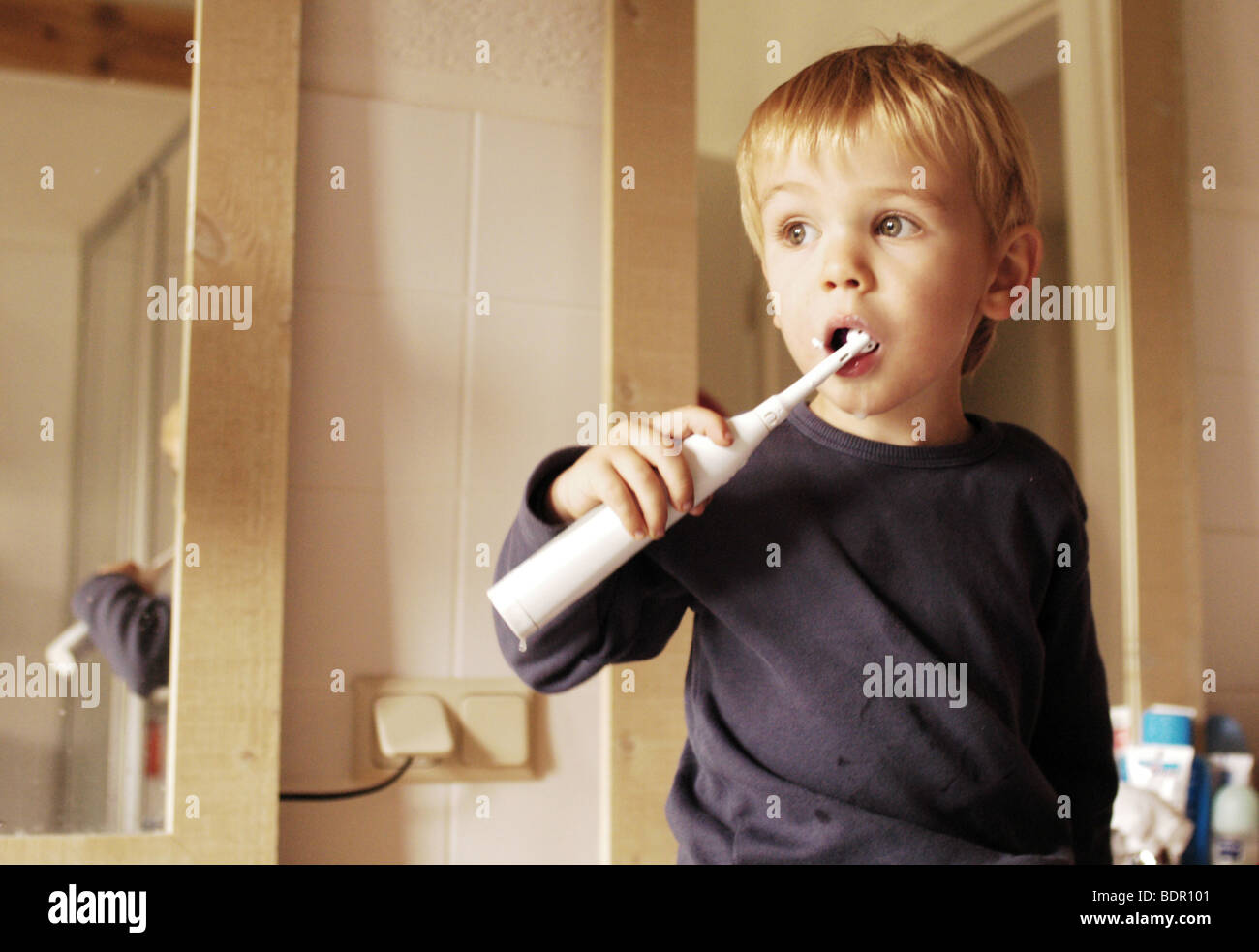 Brosser ses dents electrique enfant Banque de photographies et d’images ...