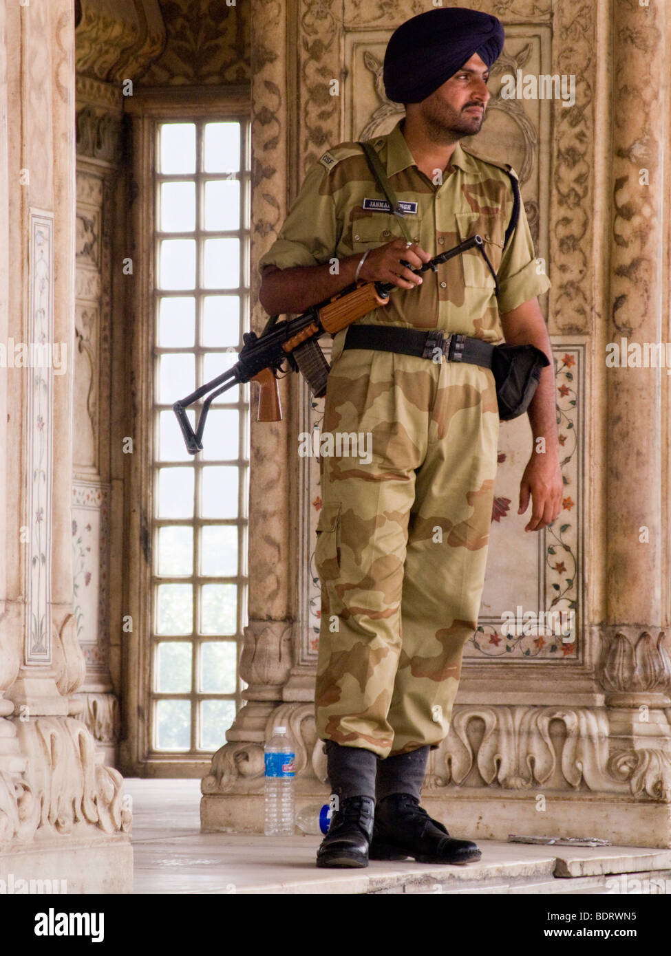 Soldat Sikh de garde au Diwan I Khas - ou salle des Audience privée - à ...