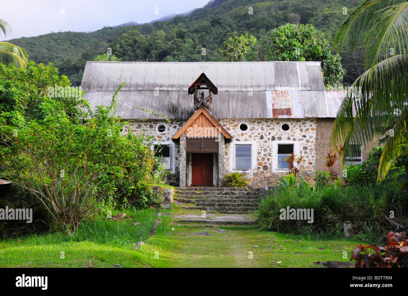 Maison en pierre avec toit en tôle ondulée, l'île de Mahé, Seychelles ...