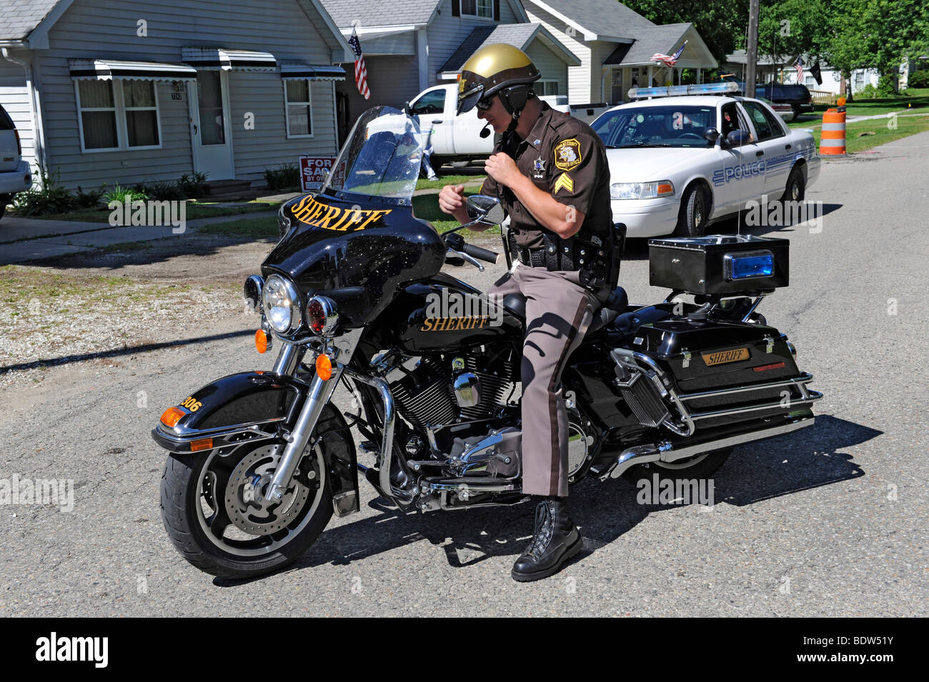 Uniformed county sheriff on motorcycle Banque de photographies et d ...